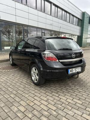 Black Opel Astra 2009 in Tukums, with an engine capacity of 1.90 L and mileage of 340 thousand km for 2200 €, photo 6 on AUTOMOTO.COM.LV