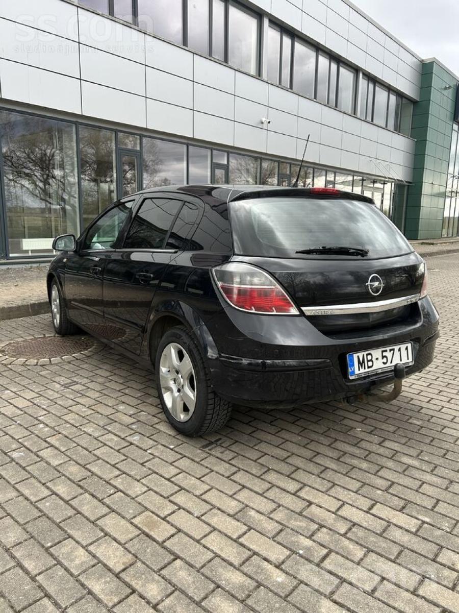 Black Opel Astra 2009 in Tukums, with an engine capacity of 1.90 L and mileage of 340 thousand km for 2200 €, photo 6 on AUTOMOTO.COM.LV