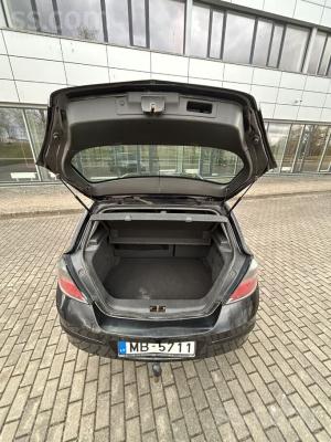 Black Opel Astra 2009 in Tukums, with an engine capacity of 1.90 L and mileage of 340 thousand km for 2200 €, photo 7 on AUTOMOTO.COM.LV