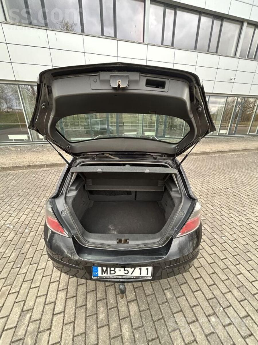 Black Opel Astra 2009 in Tukums, with an engine capacity of 1.90 L and mileage of 340 thousand km for 2200 €, photo 7 on AUTOMOTO.COM.LV
