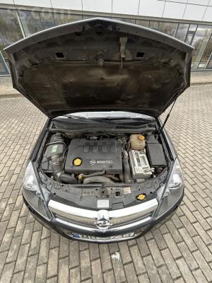 Black Opel Astra 2009 in Tukums, with an engine capacity of 1.90 L and mileage of 340 thousand km for 2200 €, photo 8 on AUTOMOTO.COM.LV