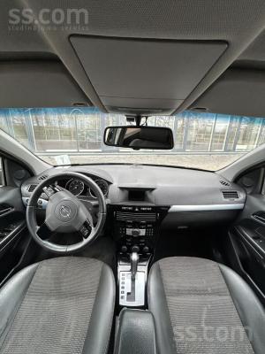 Black Opel Astra 2009 in Tukums, with an engine capacity of 1.90 L and mileage of 340 thousand km for 2200 €, photo 9 on AUTOMOTO.COM.LV