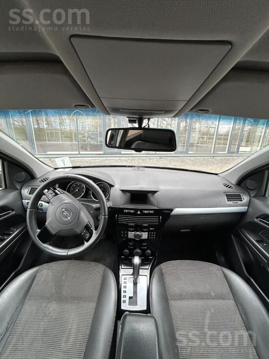 Black Opel Astra 2009 in Tukums, with an engine capacity of 1.90 L and mileage of 340 thousand km for 2200 €, photo 9 on AUTOMOTO.COM.LV