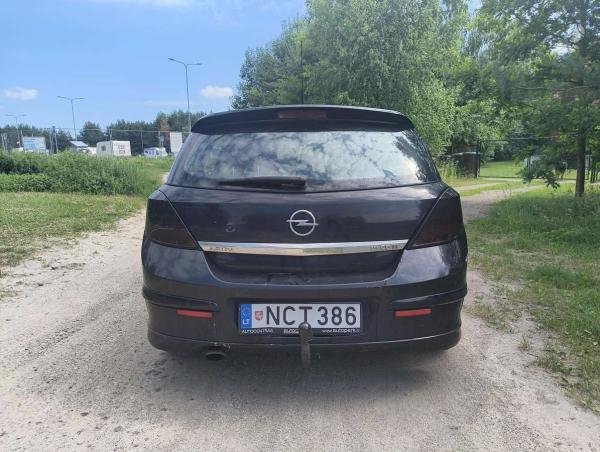 Black Opel Astra 2009 in Vilnius, with an engine capacity of 1.91 L and mileage of 240 thousand km for 700 €, photo 5 on AUTOMOTO.COM.LV