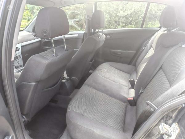 Black Opel Astra 2009 in Vilnius, with an engine capacity of 1.91 L and mileage of 240 thousand km for 700 €, photo 7 on AUTOMOTO.COM.LV