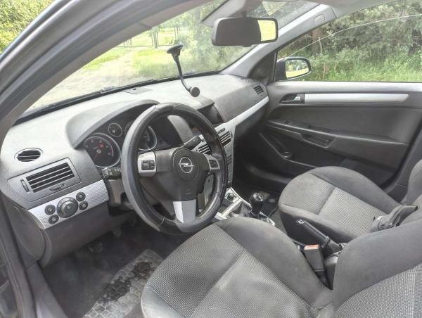 Black Opel Astra 2009 in Vilnius, with an engine capacity of 1.91 L and mileage of 240 thousand km for 700 €, photo 8 on AUTOMOTO.COM.LV