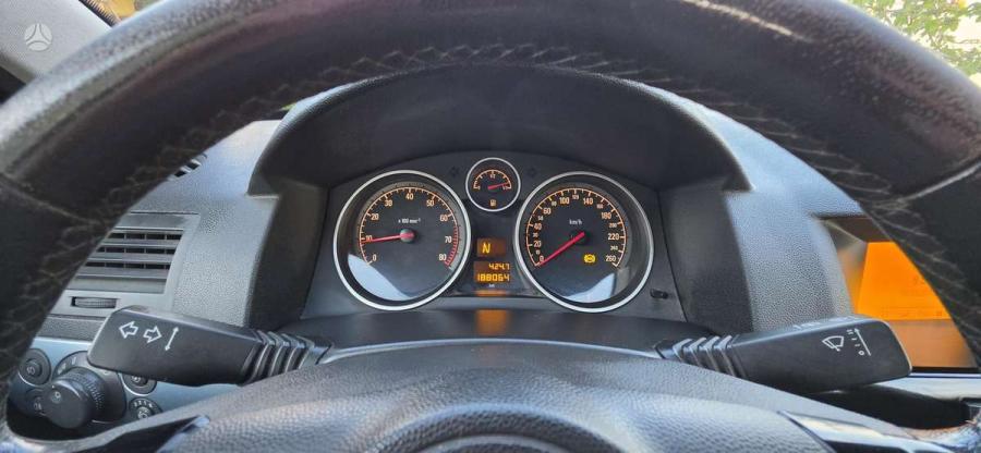 Black Opel Astra 2009 in Vilnius, with an engine capacity of 1.60 L and mileage of 188 thousand km for 850 €, photo 3 on AUTOMOTO.COM.LV