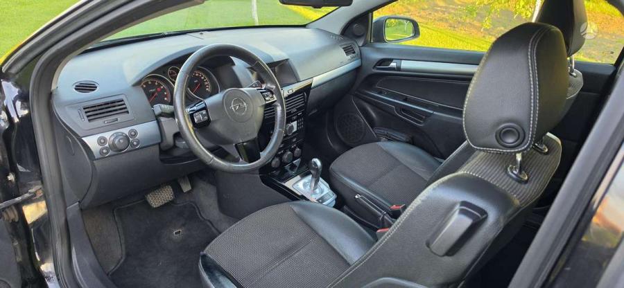 Black Opel Astra 2009 in Vilnius, with an engine capacity of 1.60 L and mileage of 188 thousand km for 850 €, photo 4 on AUTOMOTO.COM.LV