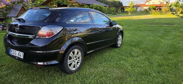 Black Opel Astra 2009 in Vilnius, with an engine capacity of 1.60 L and mileage of 188 thousand km for 850 €, photo 5 on AUTOMOTO.COM.LV