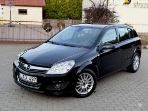 Black Opel Astra 2009 in Vilnius, with an engine capacity of 1.90 L and mileage of 237 thousand km for 3500 €, photo 3 on AUTOMOTO.COM.LV