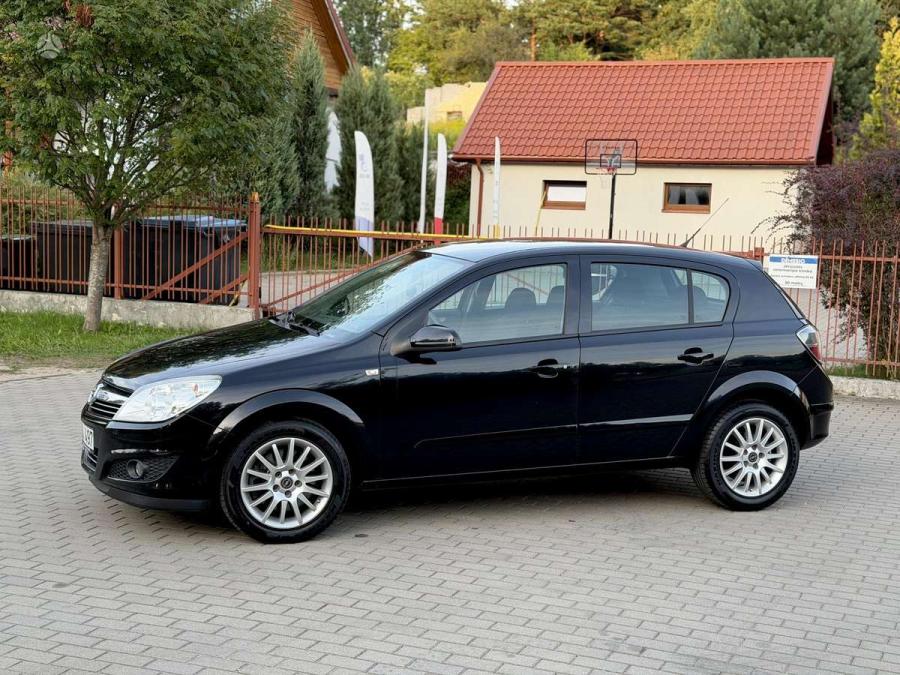 Black Opel Astra 2009 in Vilnius, with an engine capacity of 1.90 L and mileage of 237 thousand km for 3500 €, photo 5 on AUTOMOTO.COM.LV