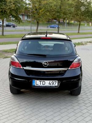 Black Opel Astra 2009 in Vilnius, with an engine capacity of 1.90 L and mileage of 237 thousand km for 3500 €, photo 7 on AUTOMOTO.COM.LV