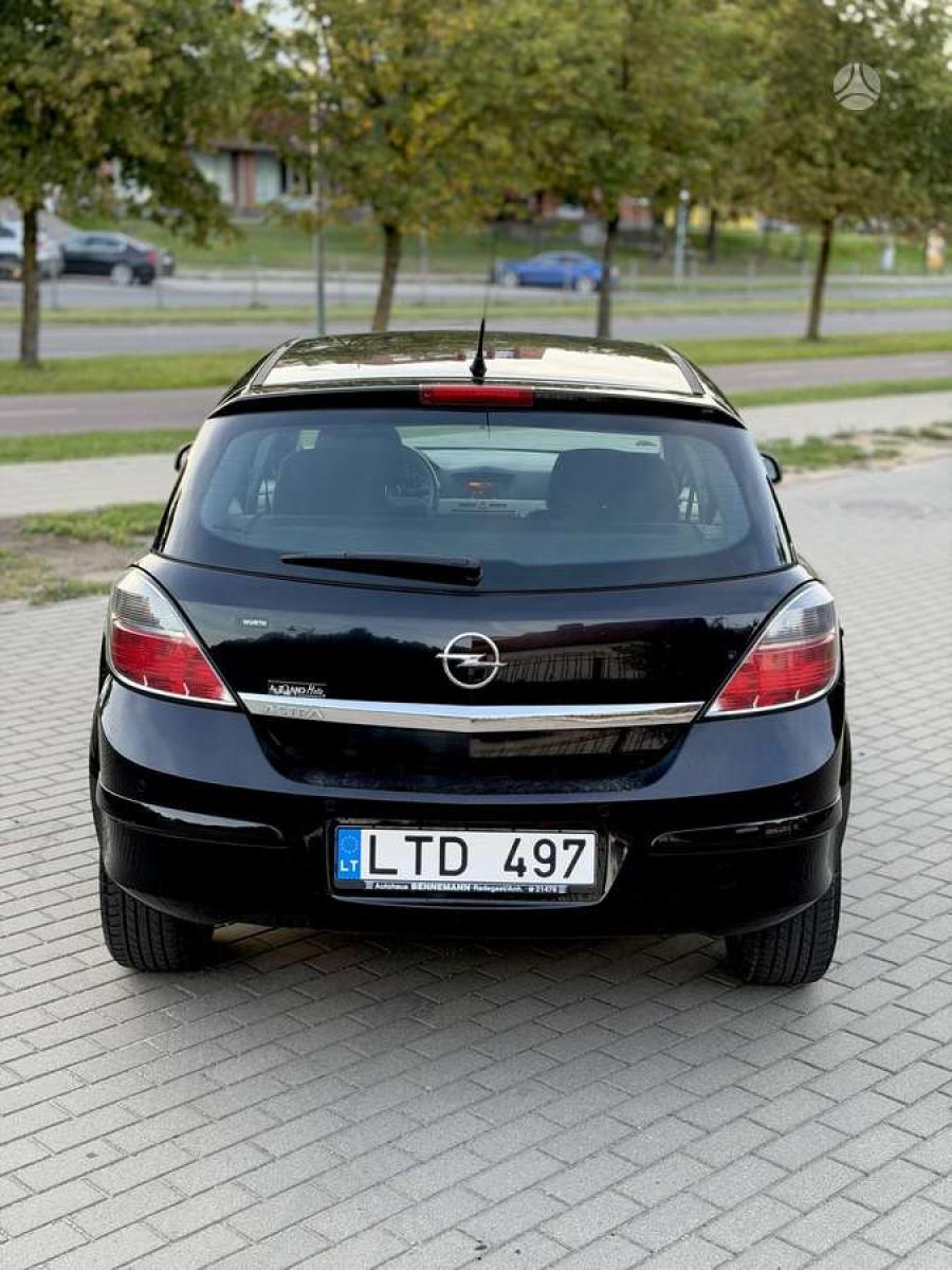 Black Opel Astra 2009 in Vilnius, with an engine capacity of 1.90 L and mileage of 237 thousand km for 3500 €, photo 7 on AUTOMOTO.COM.LV