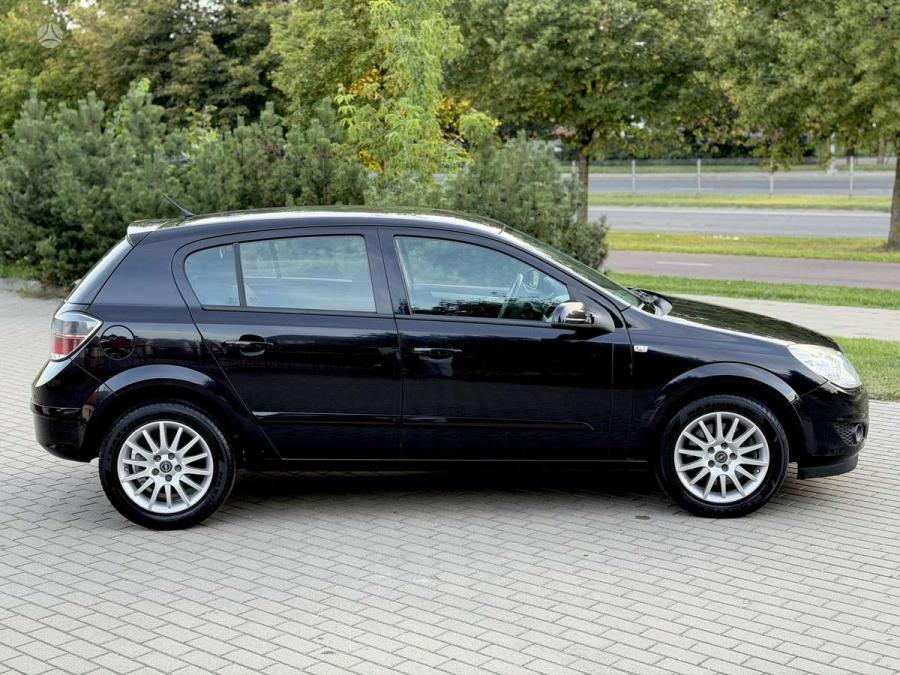 Black Opel Astra 2009 in Vilnius, with an engine capacity of 1.90 L and mileage of 237 thousand km for 3500 €, photo 9 on AUTOMOTO.COM.LV