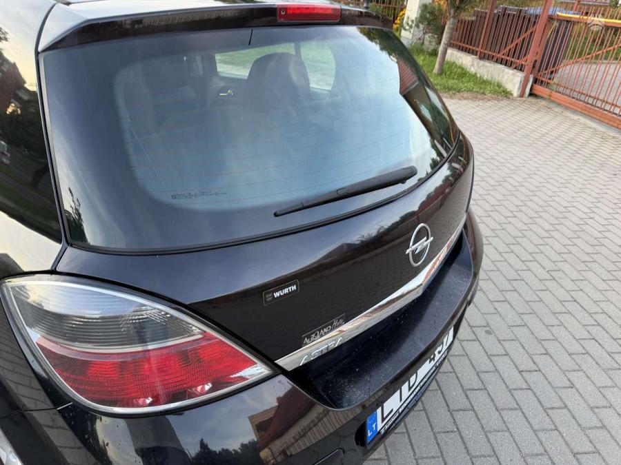 Black Opel Astra 2009 in Vilnius, with an engine capacity of 1.90 L and mileage of 237 thousand km for 3500 €, photo 13 on AUTOMOTO.COM.LV