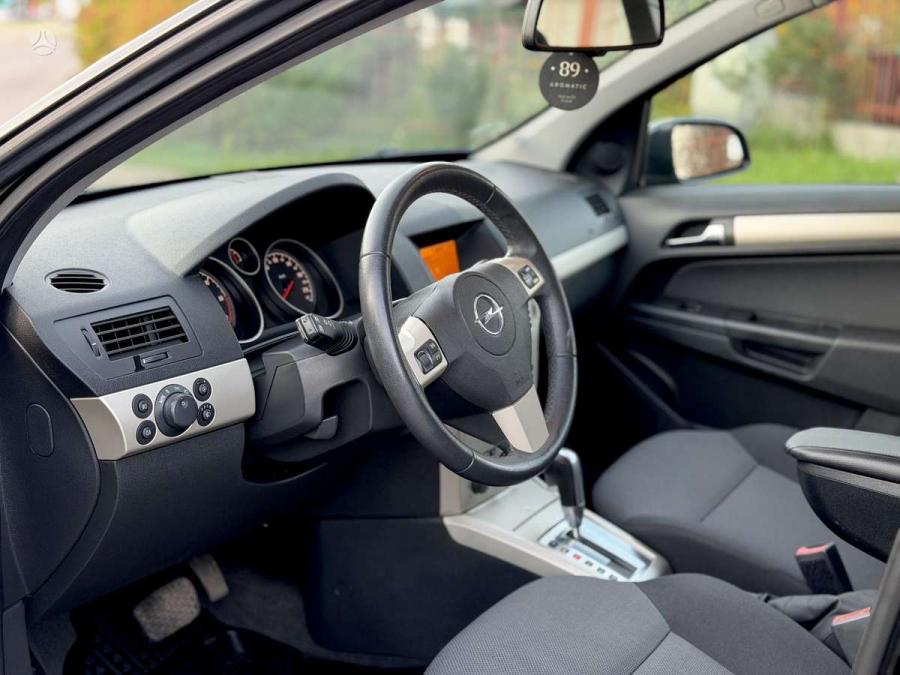 Black Opel Astra 2009 in Vilnius, with an engine capacity of 1.90 L and mileage of 237 thousand km for 3500 €, photo 17 on AUTOMOTO.COM.LV