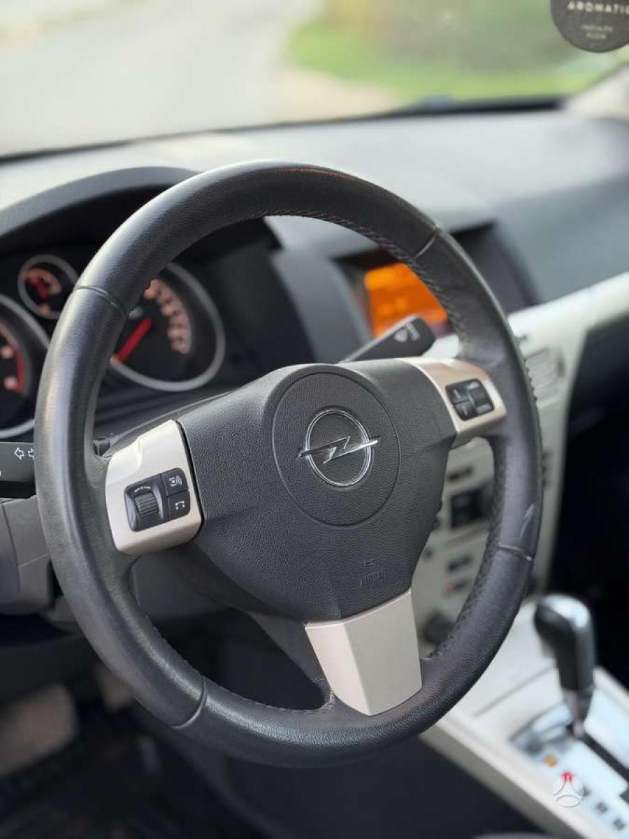 Black Opel Astra 2009 in Vilnius, with an engine capacity of 1.90 L and mileage of 237 thousand km for 3500 €, photo 18 on AUTOMOTO.COM.LV