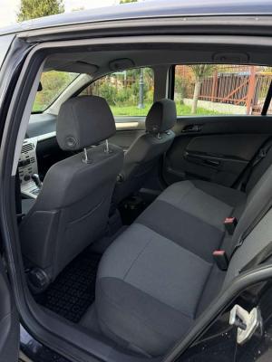 Black Opel Astra 2009 in Vilnius, with an engine capacity of 1.90 L and mileage of 237 thousand km for 3500 €, photo 20 on AUTOMOTO.COM.LV