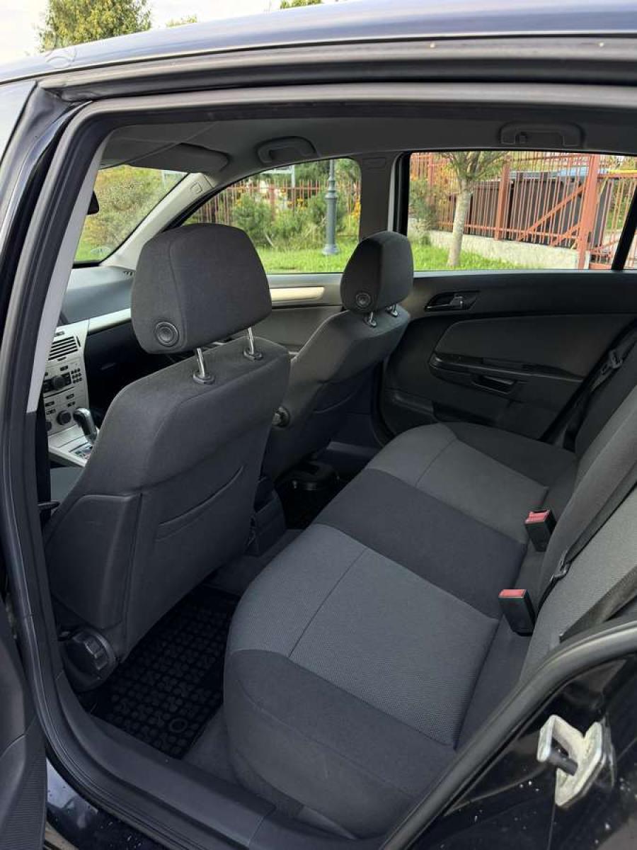 Black Opel Astra 2009 in Vilnius, with an engine capacity of 1.90 L and mileage of 237 thousand km for 3500 €, photo 20 on AUTOMOTO.COM.LV