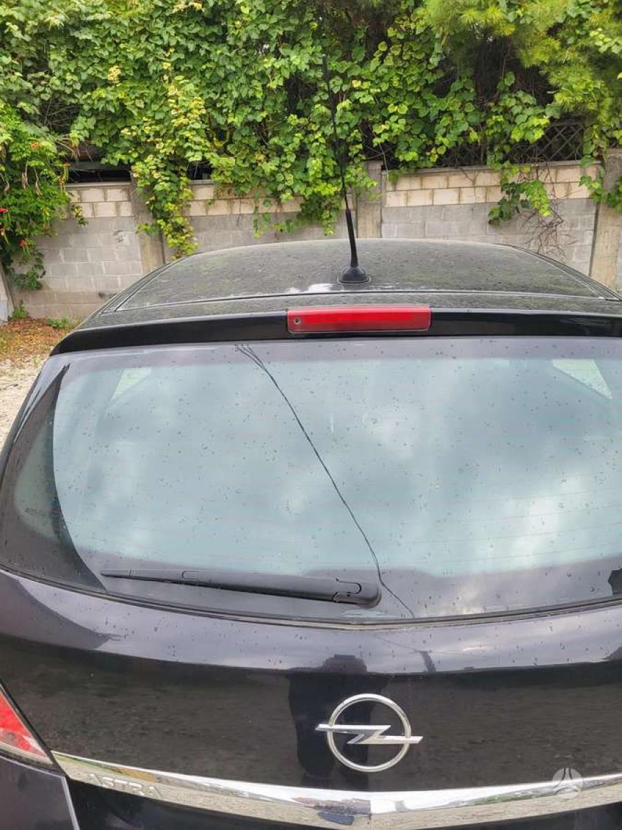Black Opel Astra 2009 in Kaunas, with an engine capacity of 1.60 L and mileage of 220 thousand km for 1400 €, photo 3 on AUTOMOTO.COM.LV
