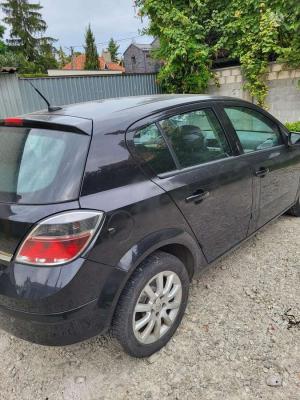 Black Opel Astra 2009 in Kaunas, with an engine capacity of 1.60 L and mileage of 220 thousand km for 1400 €, photo 4 on AUTOMOTO.COM.LV