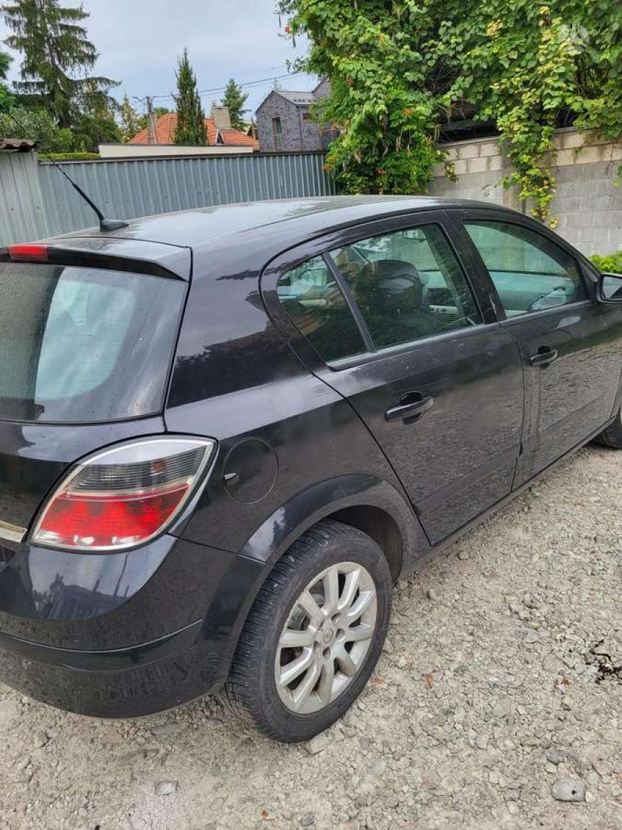 Black Opel Astra 2009 in Kaunas, with an engine capacity of 1.60 L and mileage of 220 thousand km for 1400 €, photo 4 on AUTOMOTO.COM.LV