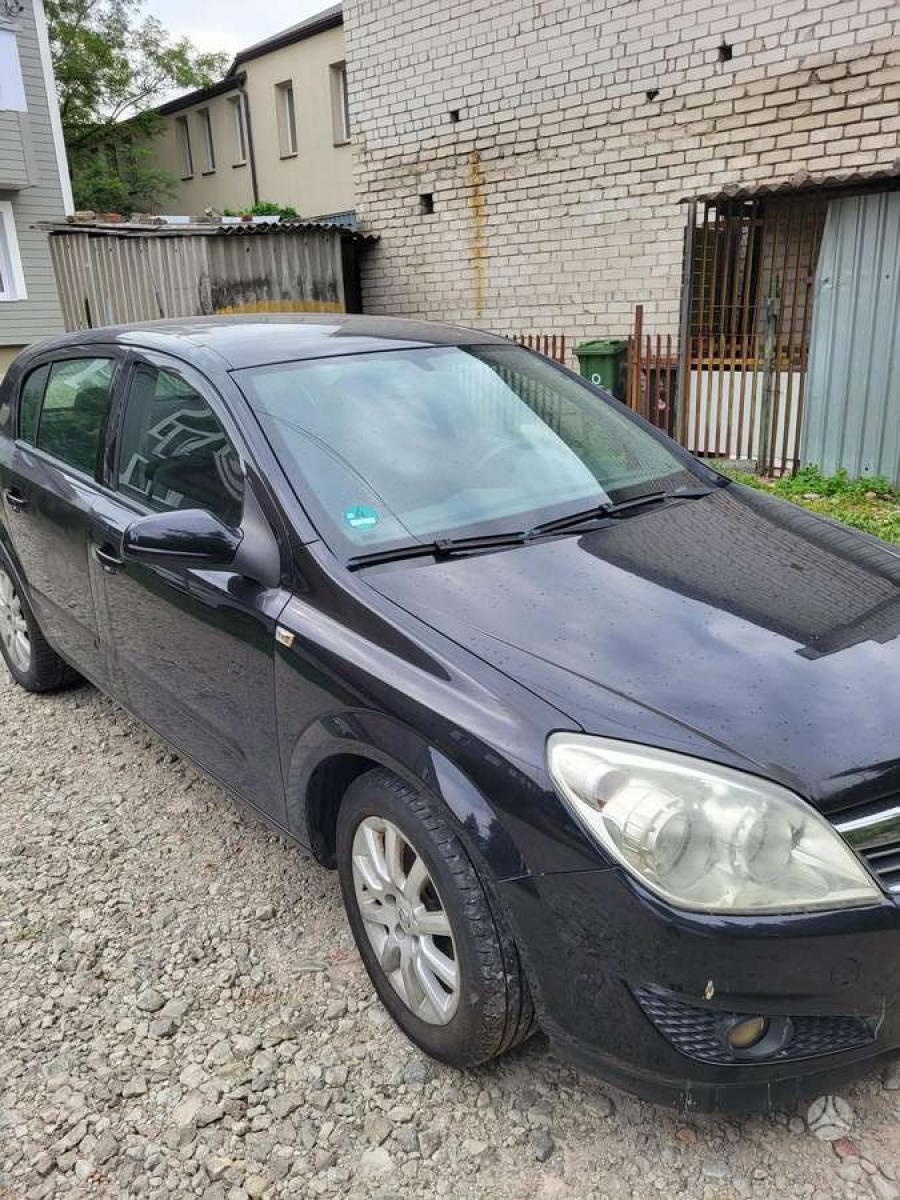 Black Opel Astra 2009 in Kaunas, with an engine capacity of 1.60 L and mileage of 220 thousand km for 1400 €, photo 5 on AUTOMOTO.COM.LV