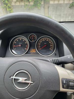 Black Opel Astra 2009 in Kaunas, with an engine capacity of 1.60 L and mileage of 220 thousand km for 1400 €, photo 6 on AUTOMOTO.COM.LV
