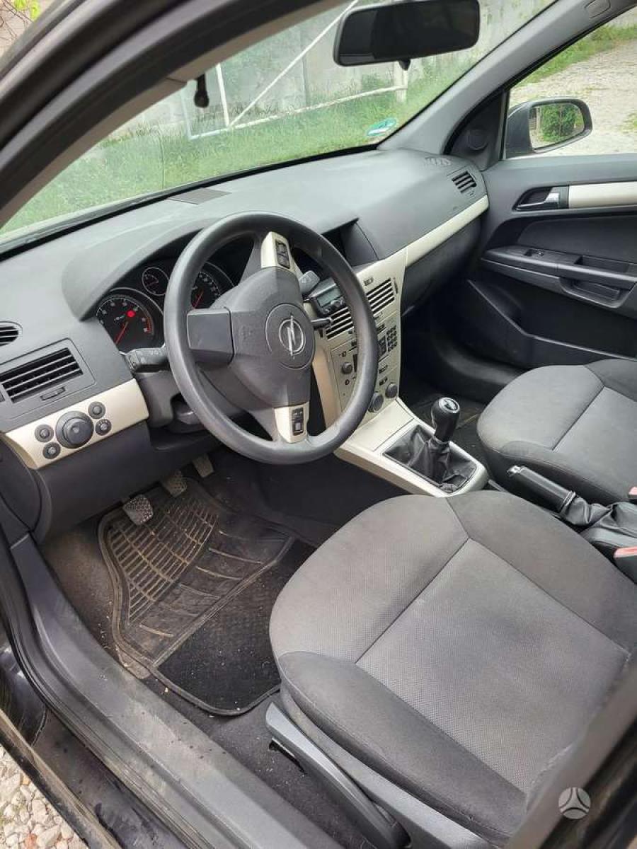 Black Opel Astra 2009 in Kaunas, with an engine capacity of 1.60 L and mileage of 220 thousand km for 1400 €, photo 7 on AUTOMOTO.COM.LV