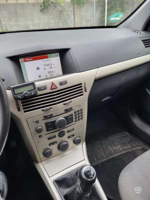Black Opel Astra 2009 in Kaunas, with an engine capacity of 1.60 L and mileage of 220 thousand km for 1400 €, photo 9 on AUTOMOTO.COM.LV