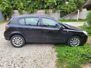 Black Opel Astra 2009 in Kaunas, with an engine capacity of 1.60 L and mileage of 220 thousand km for 1400 €, photo 11 on AUTOMOTO.COM.LV