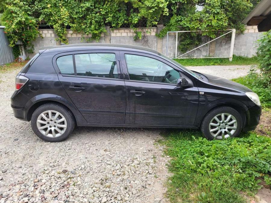Black Opel Astra 2009 in Kaunas, with an engine capacity of 1.60 L and mileage of 220 thousand km for 1400 €, photo 11 on AUTOMOTO.COM.LV