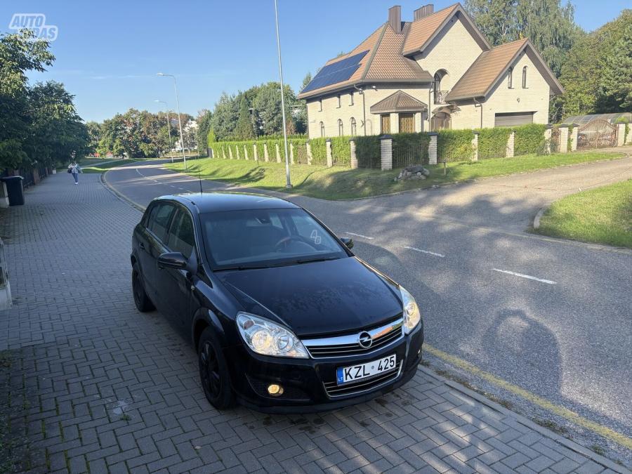 Black Opel Astra 2009 in Vilnius, with an engine capacity of 1.30 L and mileage of 260 thousand km for 1499 €, photo 3 on AUTOMOTO.COM.LV