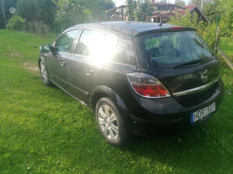 Black Opel Astra 2009 in Vilnius, with an engine capacity of 1.69 L and mileage of 320 thousand km for 1250 €, photo 3 on AUTOMOTO.COM.LV
