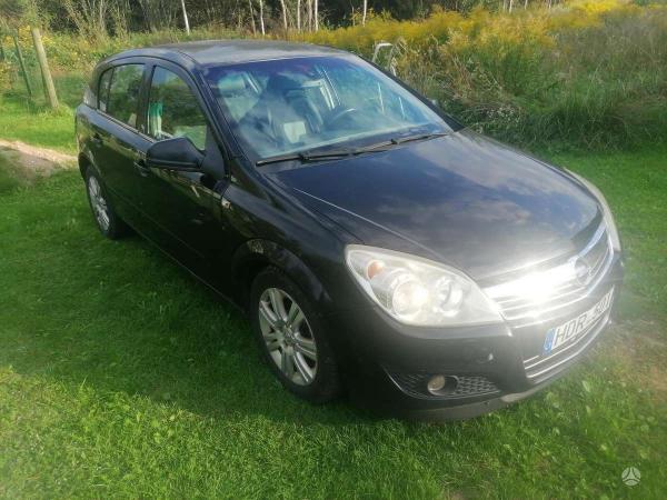 Black Opel Astra 2009 in Vilnius, with an engine capacity of 1.69 L and mileage of 320 thousand km for 1250 €, photo 5 on AUTOMOTO.COM.LV