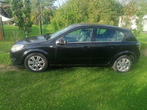 Black Opel Astra 2009 in Vilnius, with an engine capacity of 1.69 L and mileage of 320 thousand km for 1250 €, photo 6 on AUTOMOTO.COM.LV