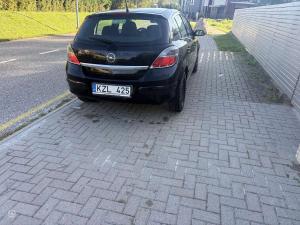 Black Opel Astra 2009 in Vilnius, with an engine capacity of 1.25 L and mileage of 260 thousand km for 1499 €, photo 4 on AUTOMOTO.COM.LV