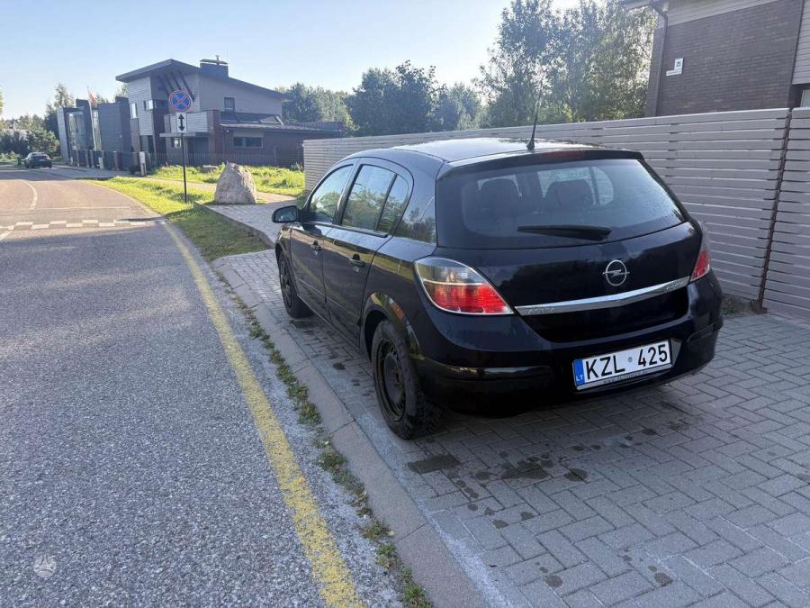 Black Opel Astra 2009 in Vilnius, with an engine capacity of 1.25 L and mileage of 260 thousand km for 1499 €, photo 5 on AUTOMOTO.COM.LV