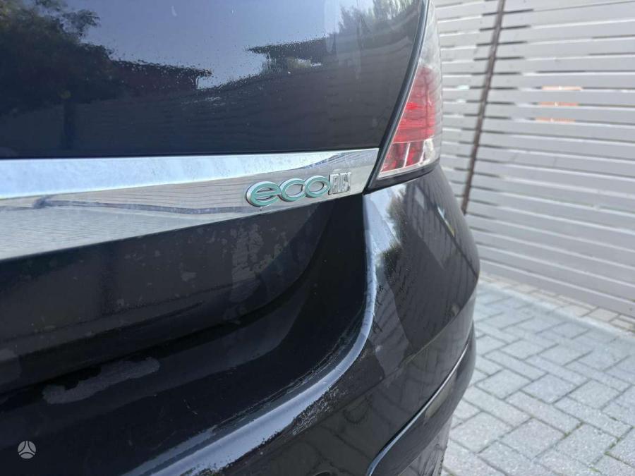 Black Opel Astra 2009 in Vilnius, with an engine capacity of 1.25 L and mileage of 260 thousand km for 1499 €, photo 6 on AUTOMOTO.COM.LV