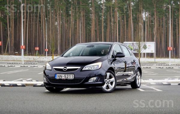 Black Opel Astra 2010 in Riga, with an engine capacity of 1.70 L and mileage of 332 thousand km for 2390 €, photo 1 on AUTOMOTO.COM.LV