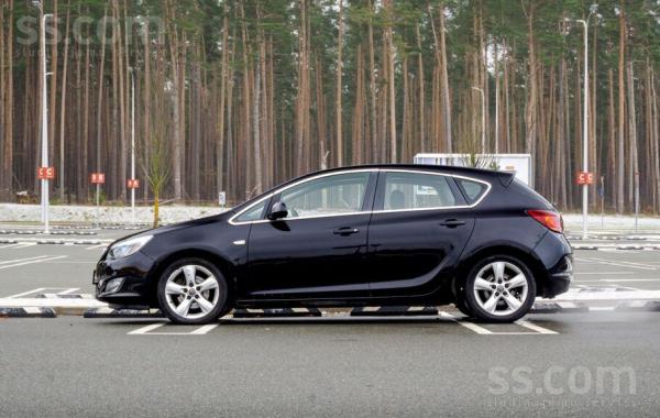 Melns Opel Astra 2010 Rīga, ar dzinēja tilpumu 1.70 L un nobraukumu 332 tūkst. km par 2390 €, foto 4 vietnē AUTOMOTO.COM.LV