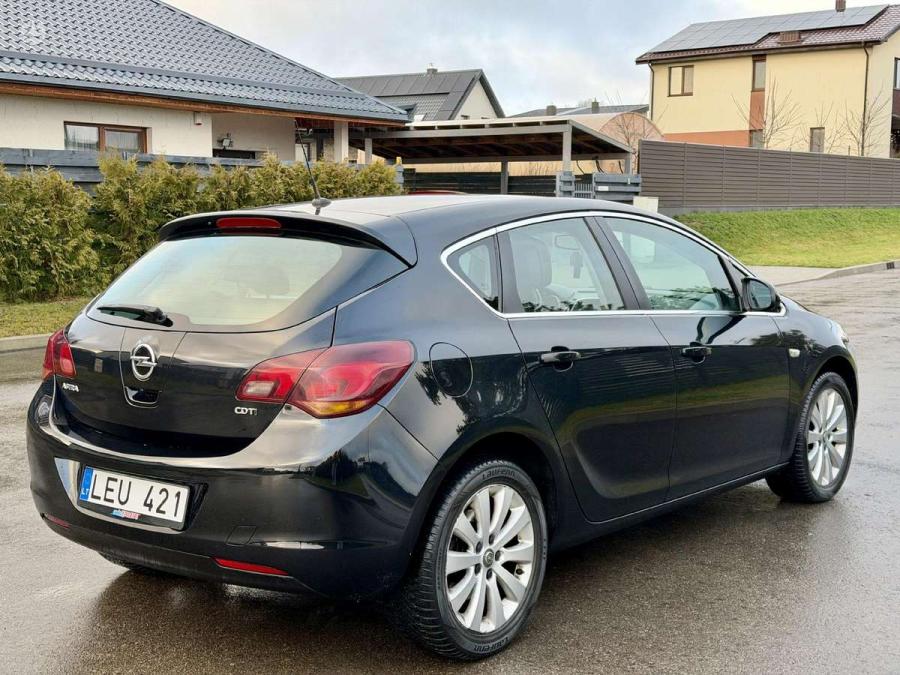 Black Opel Astra 2010 in Vilnius, with an engine capacity of 1.69 L and mileage of 250 thousand km for 3200 €, photo 3 on AUTOMOTO.COM.LV