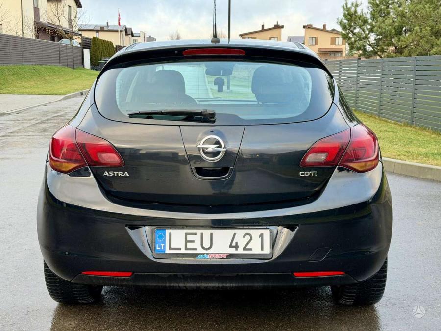 Black Opel Astra 2010 in Vilnius, with an engine capacity of 1.69 L and mileage of 250 thousand km for 3200 €, photo 4 on AUTOMOTO.COM.LV