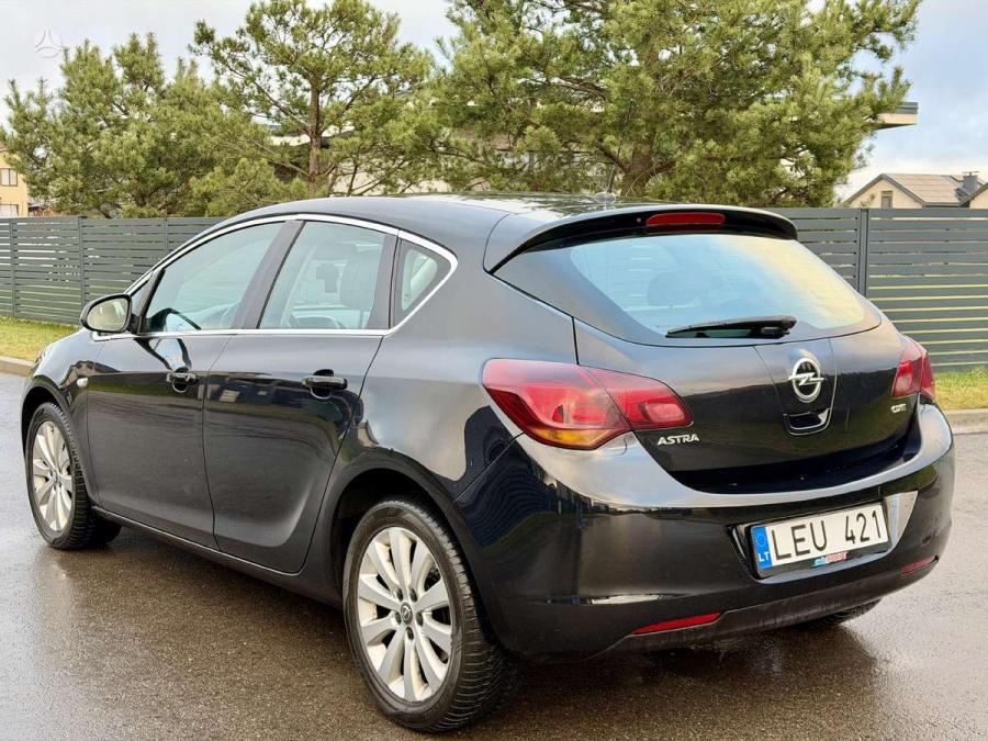 Black Opel Astra 2010 in Vilnius, with an engine capacity of 1.69 L and mileage of 250 thousand km for 3200 €, photo 5 on AUTOMOTO.COM.LV