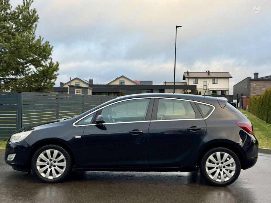Black Opel Astra 2010 in Vilnius, with an engine capacity of 1.69 L and mileage of 250 thousand km for 3200 €, photo 6 on AUTOMOTO.COM.LV