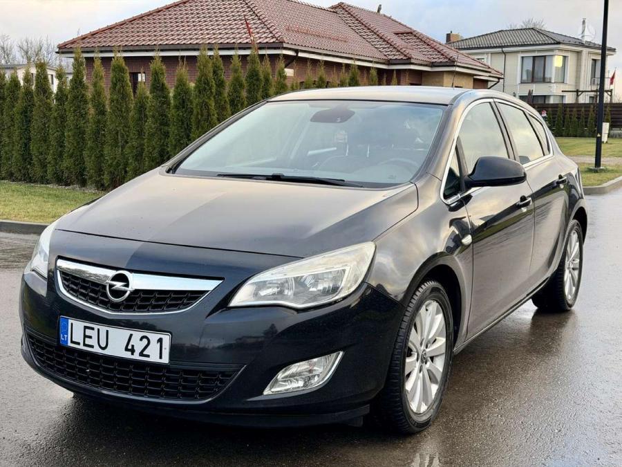 Black Opel Astra 2010 in Vilnius, with an engine capacity of 1.69 L and mileage of 250 thousand km for 3200 €, photo 7 on AUTOMOTO.COM.LV
