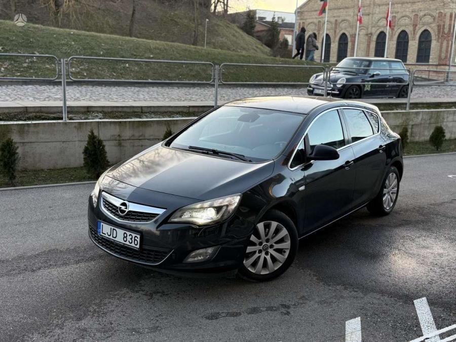 Black Opel Astra 2010 in Alytus, with an engine capacity of 1.69 L and mileage of 280 thousand km for 3300 €, photo 1 on AUTOMOTO.COM.LV