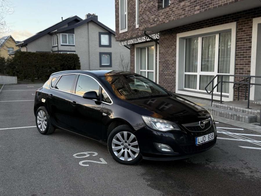 Black Opel Astra 2010 in Alytus, with an engine capacity of 1.69 L and mileage of 280 thousand km for 3300 €, photo 2 on AUTOMOTO.COM.LV
