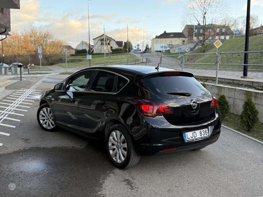 Black Opel Astra 2010 in Alytus, with an engine capacity of 1.69 L and mileage of 280 thousand km for 3300 €, photo 3 on AUTOMOTO.COM.LV