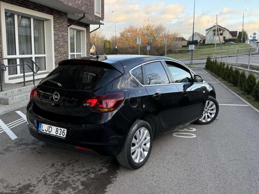 Black Opel Astra 2010 in Alytus, with an engine capacity of 1.69 L and mileage of 280 thousand km for 3300 €, photo 4 on AUTOMOTO.COM.LV